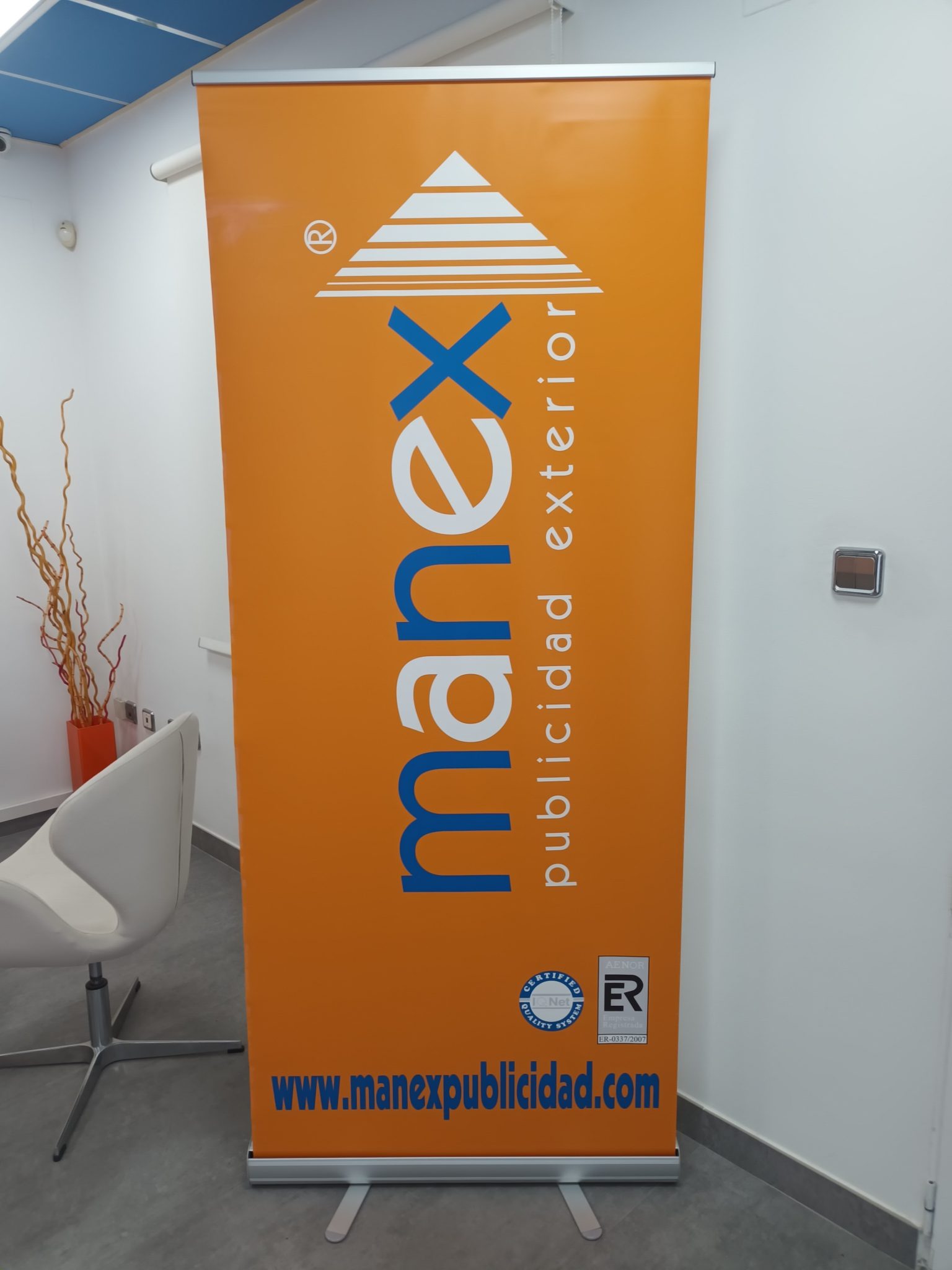 ROLL UP: ¿QUÉ ES Y CUALES SON SUS VENTAJAS? - Manex Publicidad